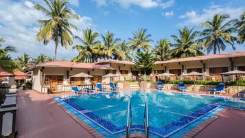 Piscina exterior, guarda-sóis