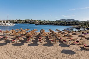 Na praia, toalhas de praia, prática de vôlei de praia 