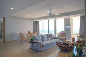 Quarto superluxo | Área de estar | TV de tela plana 32 polegadas com canais a cabo, TV