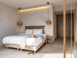 Cofre no quarto, cortinas/cortinados opacos, ferro/tábua de engomar 