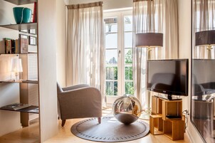 Com decoração personalizada, com mobília individualizada, secretária 