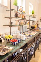 Pequeno-almoço tipo buffet diário (19.90 EUR por pessoa) 