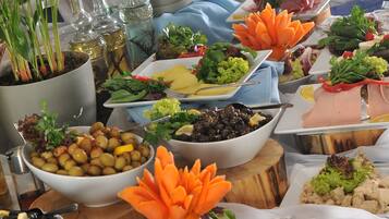 Pequeno-almoço tipo buffet diário (8 EUR por pessoa)