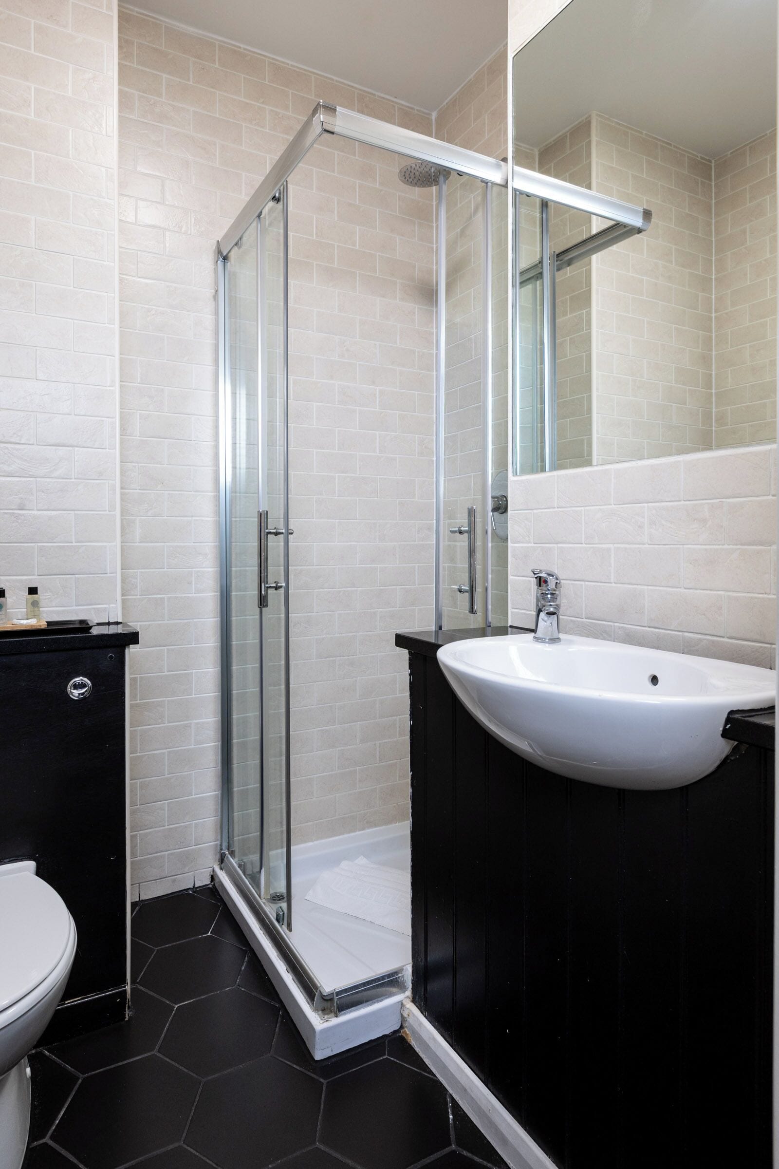 Quarto Individual Básico | Casa de banho | Um polibã, artigos de higiene pessoal grátis, um secador de cabelo 