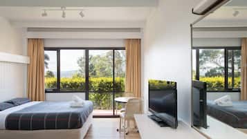 Quarto econômico, 1 quarto (Budget Suite) | Escrivaninha, roupa de cama