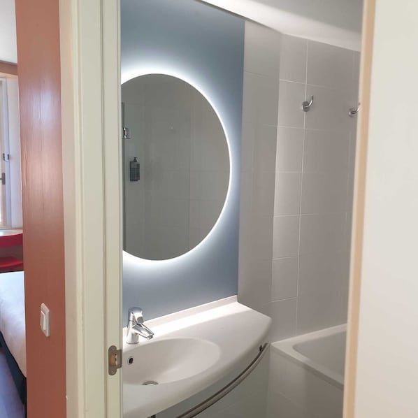 Room with 1 double bed + 1 extra bed equipped with the new bedding | Casa de banho | Artigos de higiene ecológicos, um secador de cabelo, toalhas fornecidas 