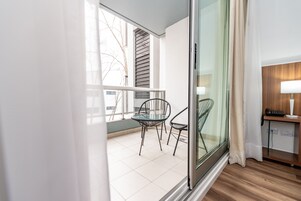 Quarto quádruplo standard | Roupas de cama premium, edredons de pluma, camas com colchões pillow-top