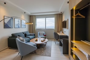 Family Duplex Suite, One Bedroom, Sea View | Área de estar | TV LCD 27 polegadas com canais via satélite, TV, escritórios