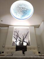 Roupas de cama premium, edredons de pluma, frigobar, cofres nos quartos