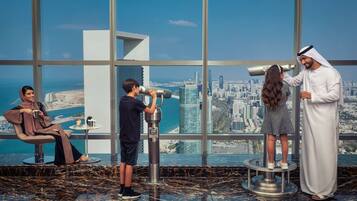 12 restaurantes, que servem almoços, jantares, também cozinha italiana