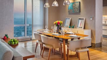 Penthouse, 4 quartos | Cofre no quarto, com mobília individualizada, secretária