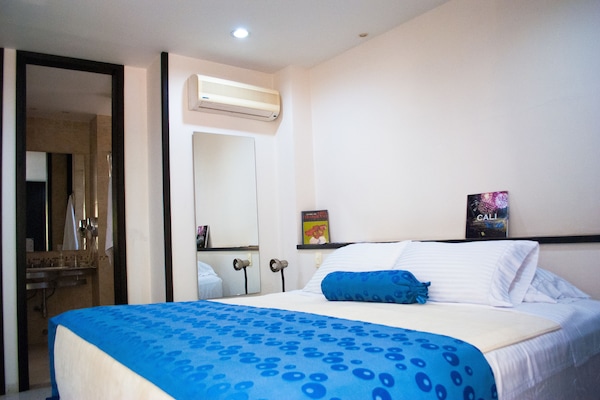 Quarto casal superior | Roupas de cama premium, frigobar, escrivaninha, Wi-Fi de cortesia