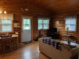 Chalé Deluxe, banheira de hidromassagem (Chalets 9) | Sala de estar | TV de ecrã plano 