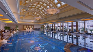 Piscina interior, espreguiçadeiras