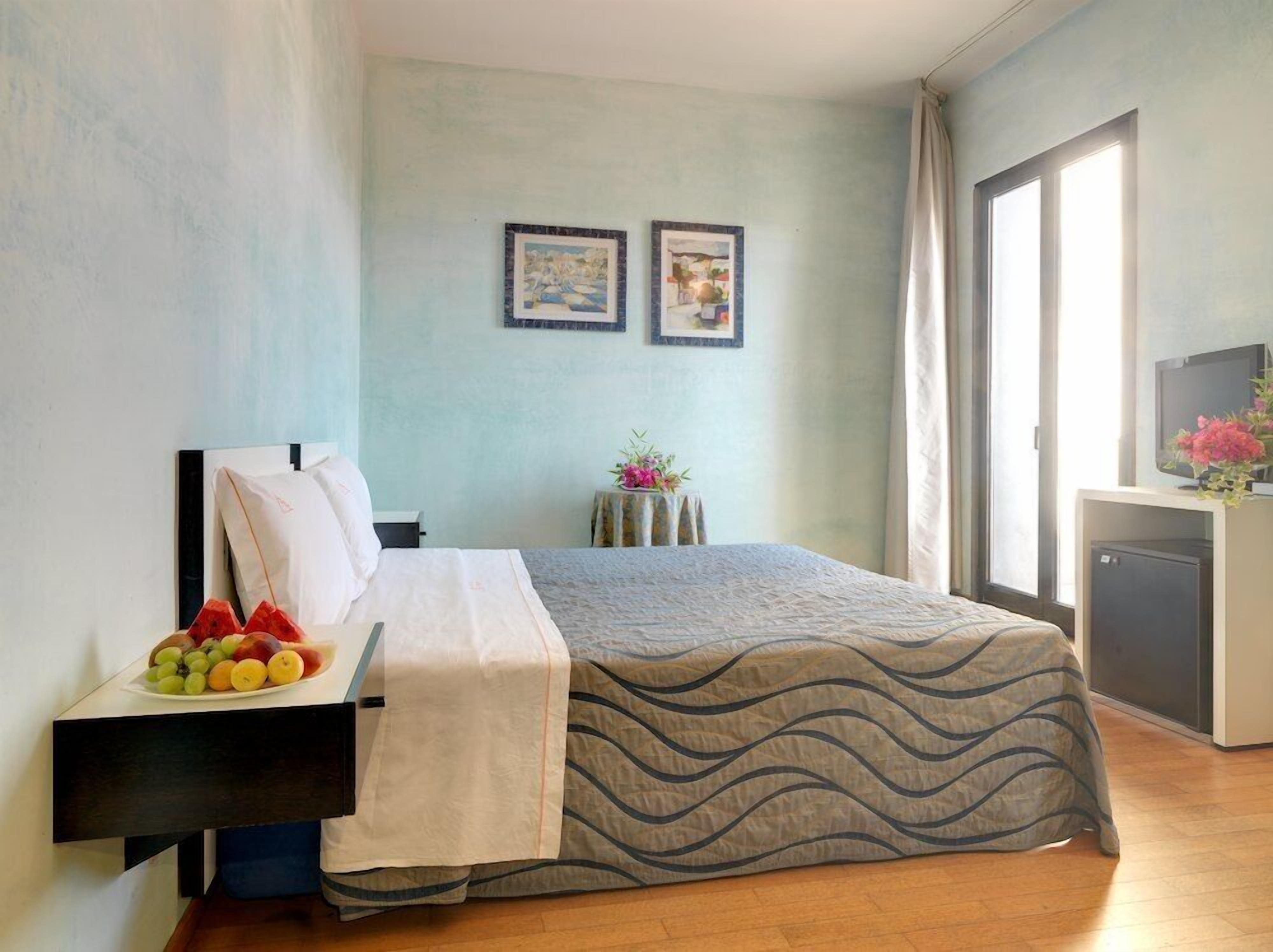 Quarto casal ou duplo standard | Cofres nos quartos, Wi-Fi de cortesia