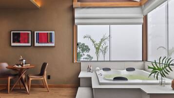 Quarto Royal | Cortinas/cortinados opacos, Wi-fi grátis, roupa de cama fornecida