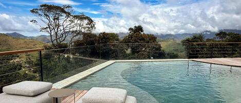 2 piscinas externas, guarda-sóis