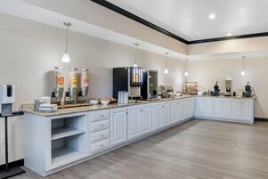 Café da manhã completo grátis todos os dias
