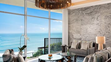 Penthouse (Dewata) | Sala de estar | TV plasma, leitor de DVD