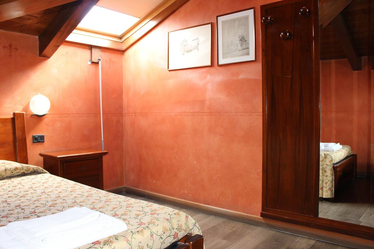 Quarto Solteiro, 1 cama de solteiro | Roupas de cama premium, cofres nos quartos, escrivaninha