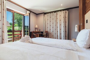 Quarto superior | Individualmente mobiliados, escrivaninha