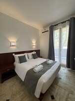 Secretária, Wi-fi grátis, roupa de cama fornecida 