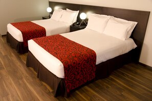 Roupas de cama premium, camas com colchões pillow-top, frigobar
