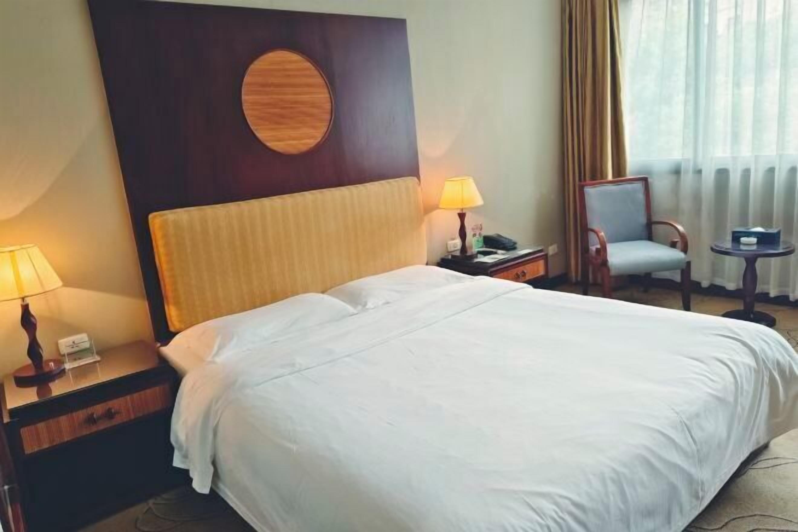 Minibar, cofre no quarto, despertadores 