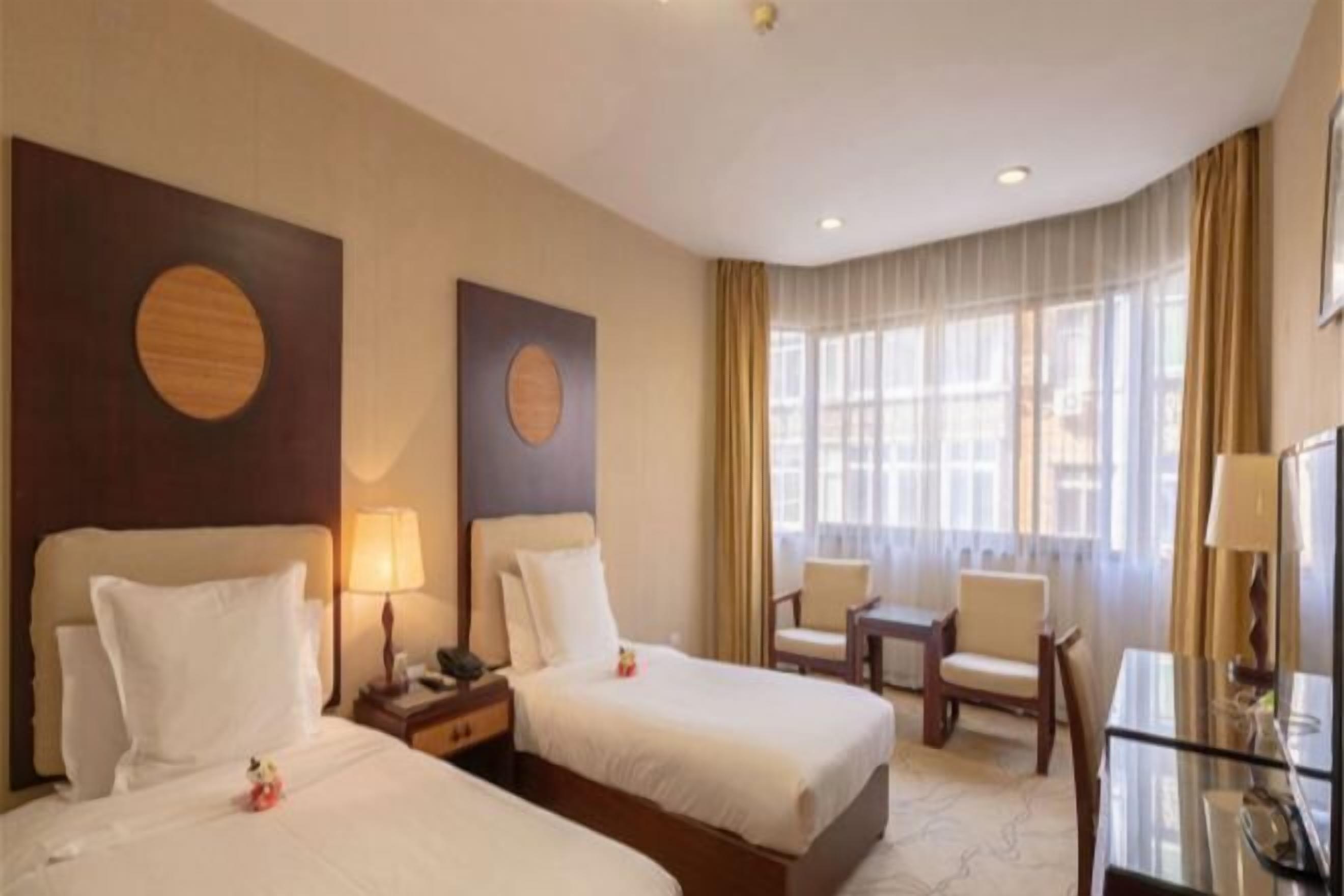 Minibar, cofre no quarto, despertadores 