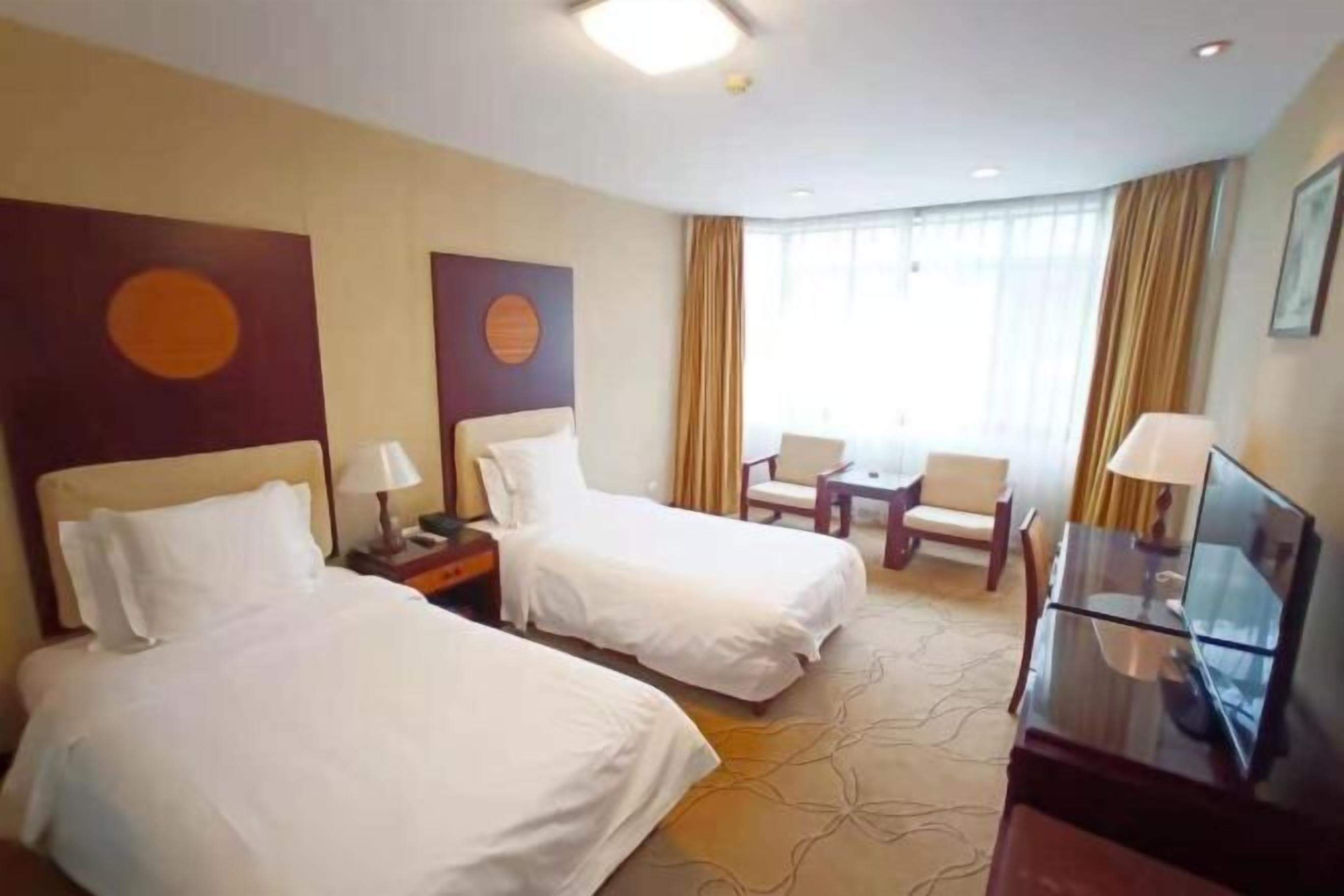 Minibar, cofre no quarto, despertadores 