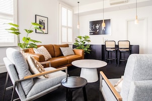 Apartamento (King) | Sala de estar | Televisor de ecrã plano de 36 polegadas com canais por cabo, televisor