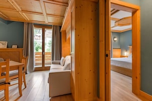 Suite, 1 quarto, varanda | Cofre no quarto, secretária, quartos insonorizados