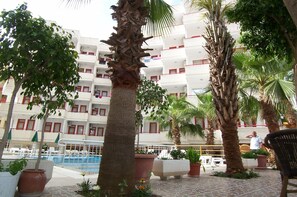 Piscina externa, guarda-sóis, espreguiçadeiras