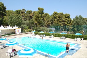 Piscina externa sazonal, guarda-sóis, espreguiçadeiras