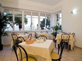 Café da manhã continental grátis