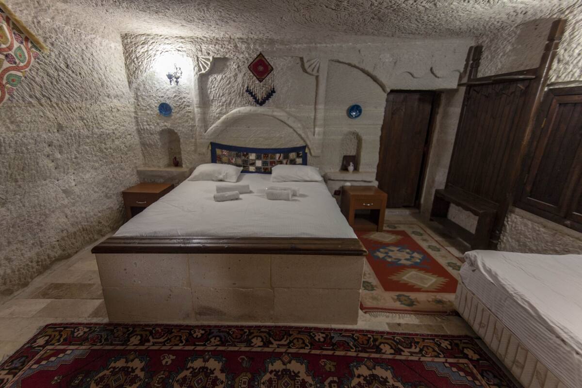 Quarto Triplo Familiar, 1 quarto, vista para a piscina, junto ao jardim | Secretária, secretária adequada para computadores portáteis 