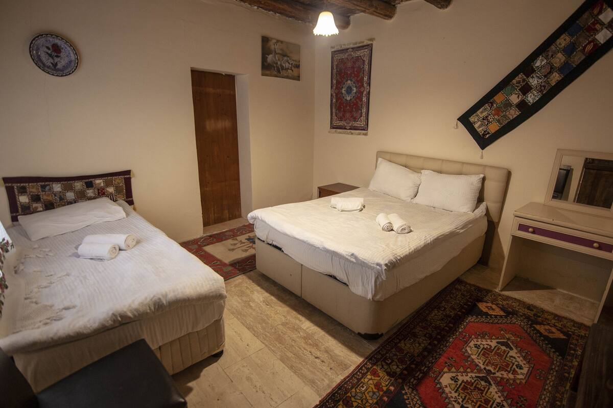 Quarto Duplo Tradicional, 1 cama de casal, vista para a piscina, junto ao jardim | Secretária, secretária adequada para computadores portáteis 