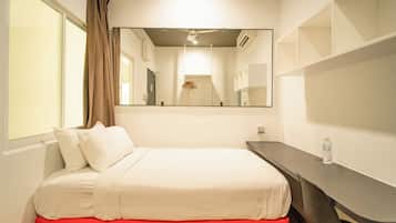 Quarto solteiro, 1 cama de solteiro | Cofres nos quartos, escrivaninha, espaço de trabalho para notebook