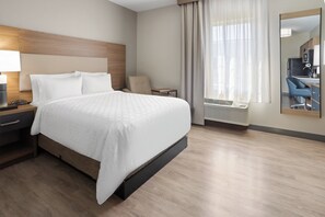 Suíte estúdio, 1 cama Queen | Cofres nos quartos, escrivaninha, cortinas blackout