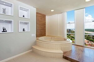 Minibar, cofre no quarto, secretária, cortinas/cortinados opacos 