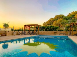 Piscina exterior, espreguiçadeiras 