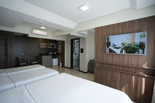 Quarto Premium | Minibar, cofre no quarto, secretária, cortinas/cortinados opacos 