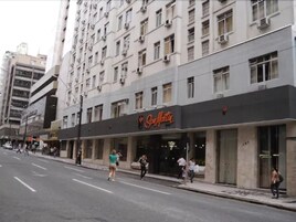 Um edifício com fachada identificada com a placa 