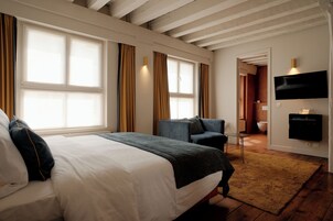 Quarto casal superior | Frigobar, cofres nos quartos, escrivaninha, cortinas blackout