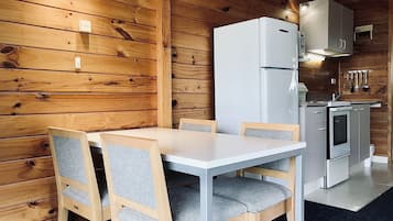 Apartamento Comfort, 2 quartos, vista para o jardim, junto ao jardim | Sala | Televisor de 32 polegadas com canais digitais