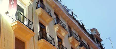 Fachada da propriedade à noite