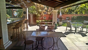 Bar à beira da piscina