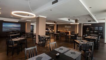 Café da manhã com buffet grátis todos os dias