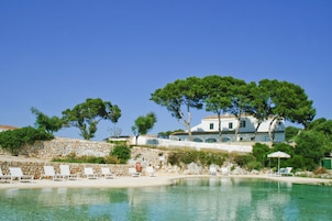 Piscina exterior, guarda-sóis, espreguiçadeiras