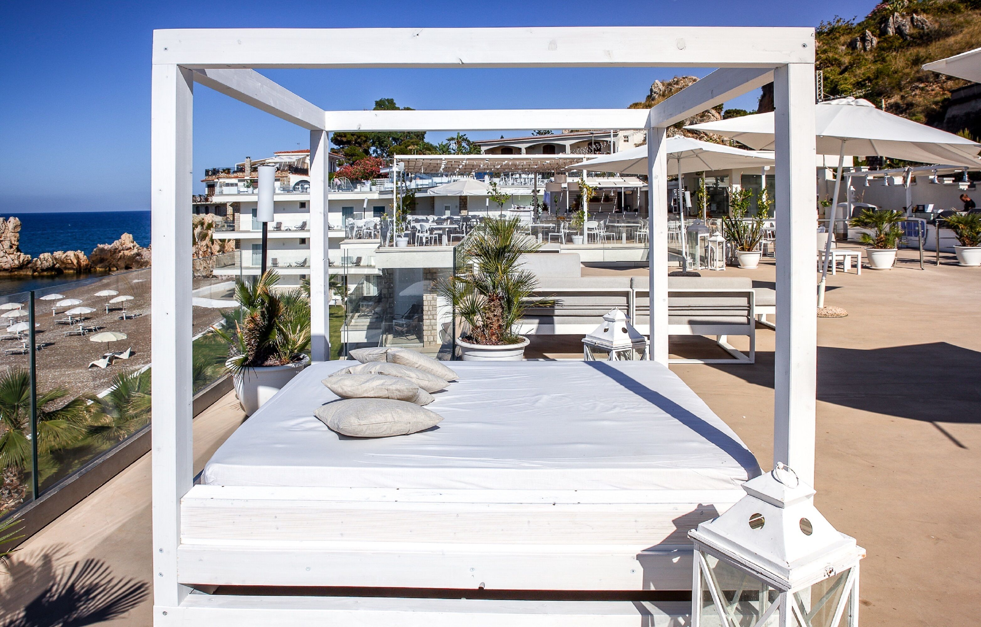 Terraço no telhado com vista para a praia e edifícios de hotéis.